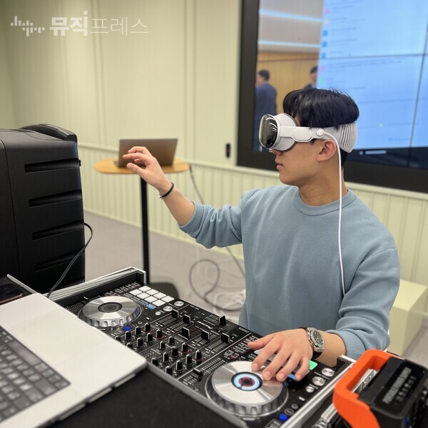라이브콘티넨트, 홍대 레드존에서 '비전 프로' 활용한 버스킹 공연 개최